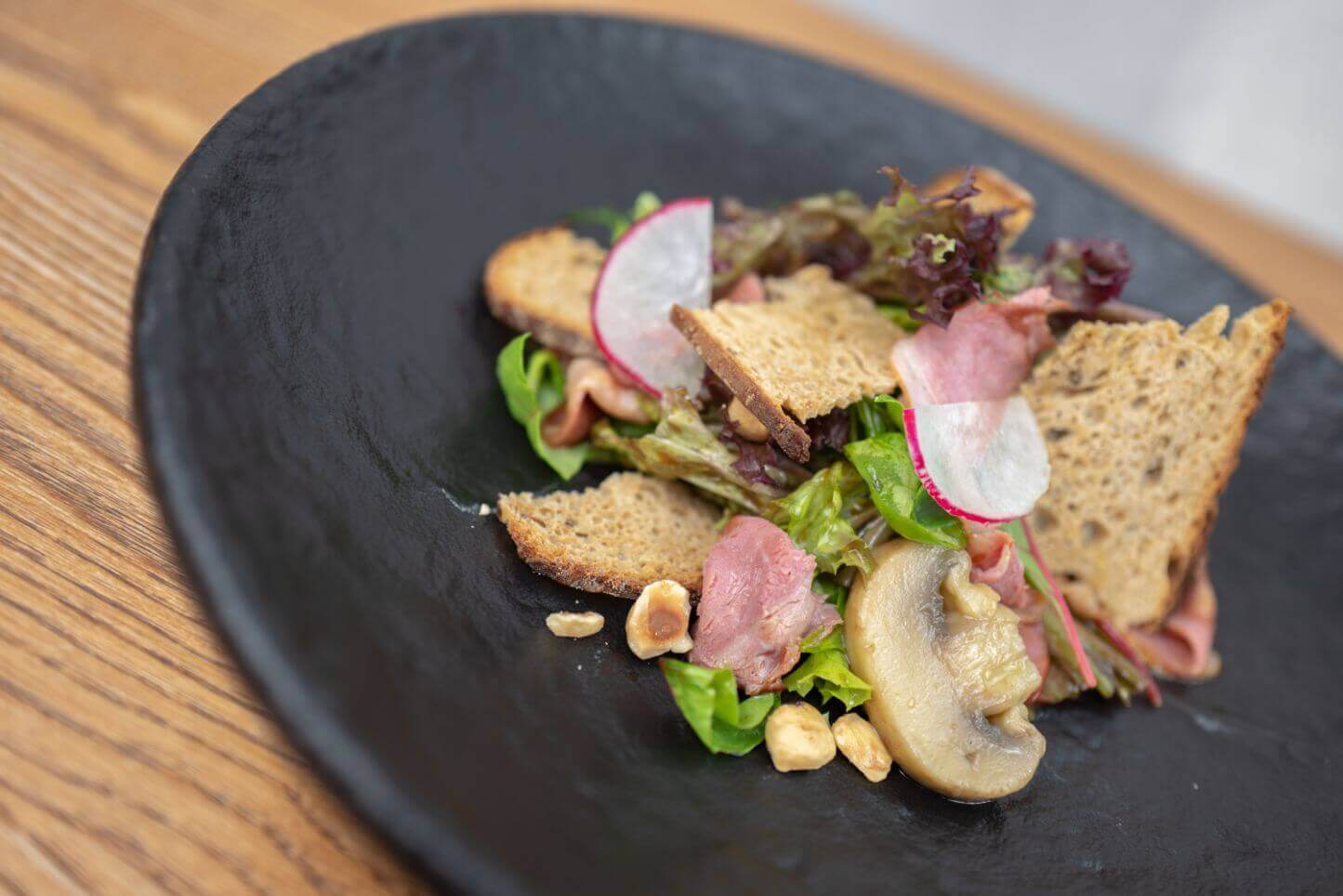 Restaurace Spojka nabízí v Karlíně jídlo, které dává smysl a spojuje lidi.