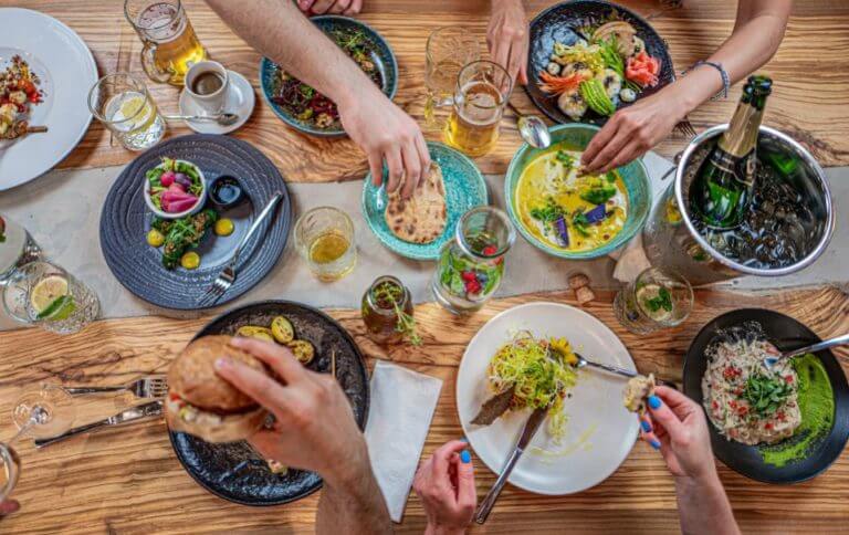 SPOJKA | KDYŽ JÍDLO LIDI SPOJUJE